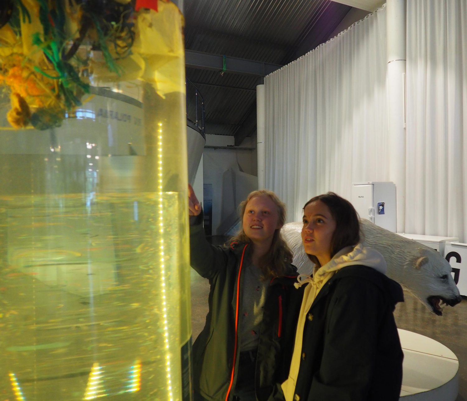 Øyvor og Malin i skole for å bli polarforskere – Norsk Polarinstitutt